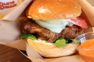 金山のハンバーガー専門店「チャットチキン」はたっぷりソースとボリューム満点のチキンバーガーがたまらないハンバーガー専門店