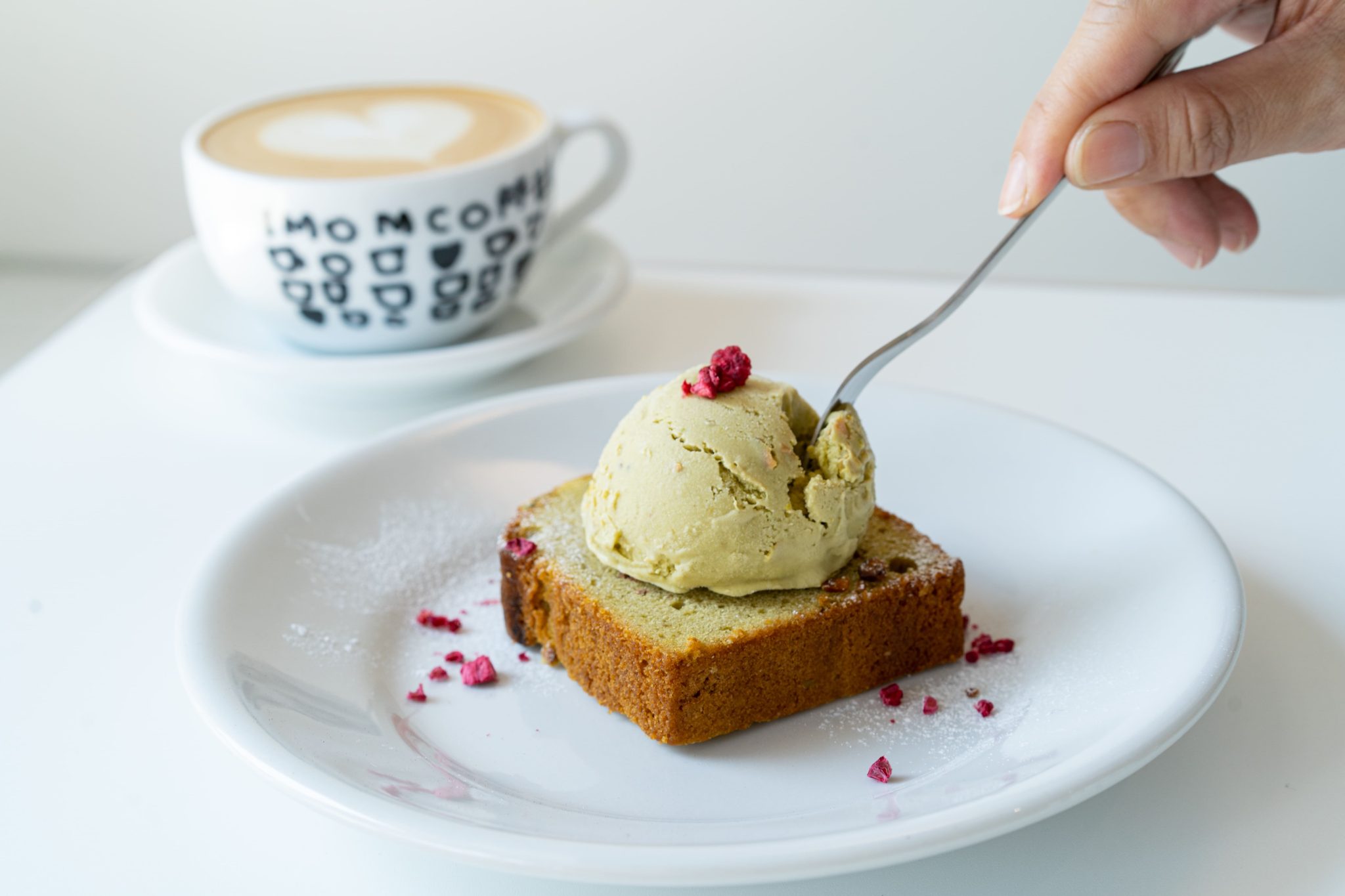 伏見のカフェ「IMOM COFFEE」は、スタイリッシュなモノクロ空間が魅力の自家焙煎コーヒースタンド