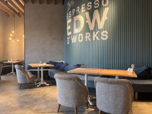 亀島の「EDW yellow」は目の前で仕上げるオムライスが話題のカフェ