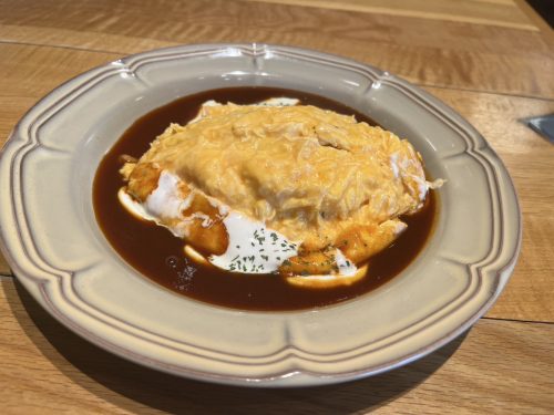 亀島の「EDW yellow」は目の前で仕上げるオムライスが話題のカフェ